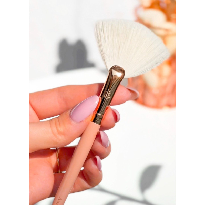 Fan brush easy application of highlighter and blush